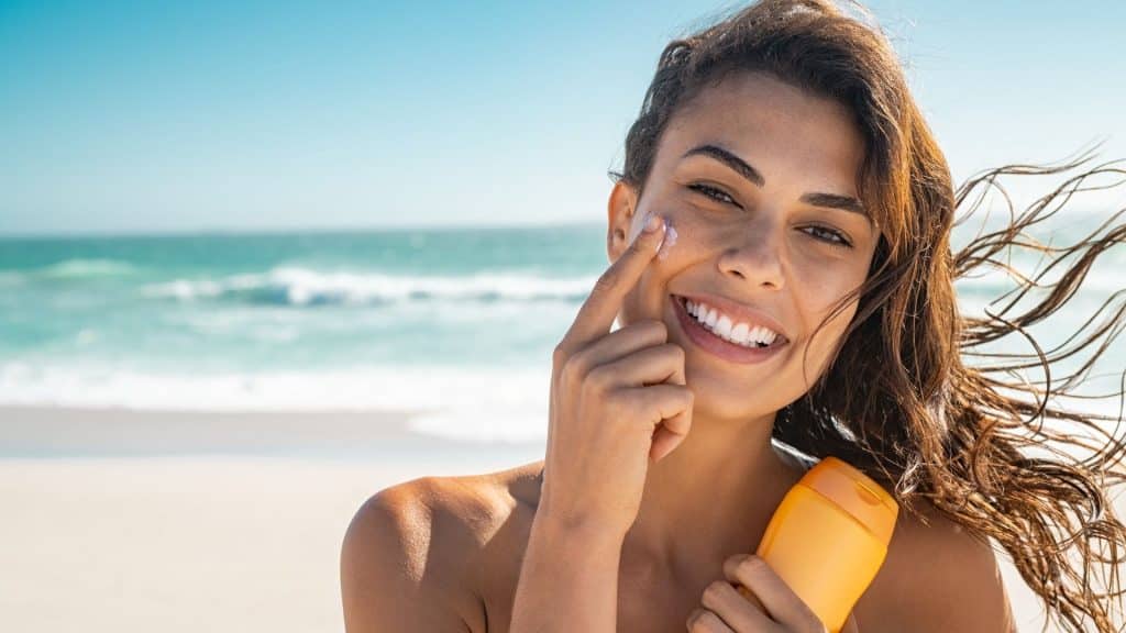 Should Moisturizer Go Before or After Sunscreen? - LA Story
